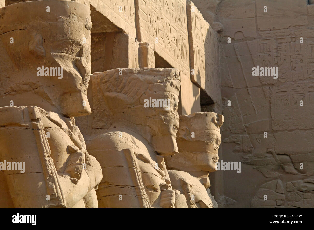 L'Osiris piliers soutenant le portique dans la cour du temple de Ramsès ...