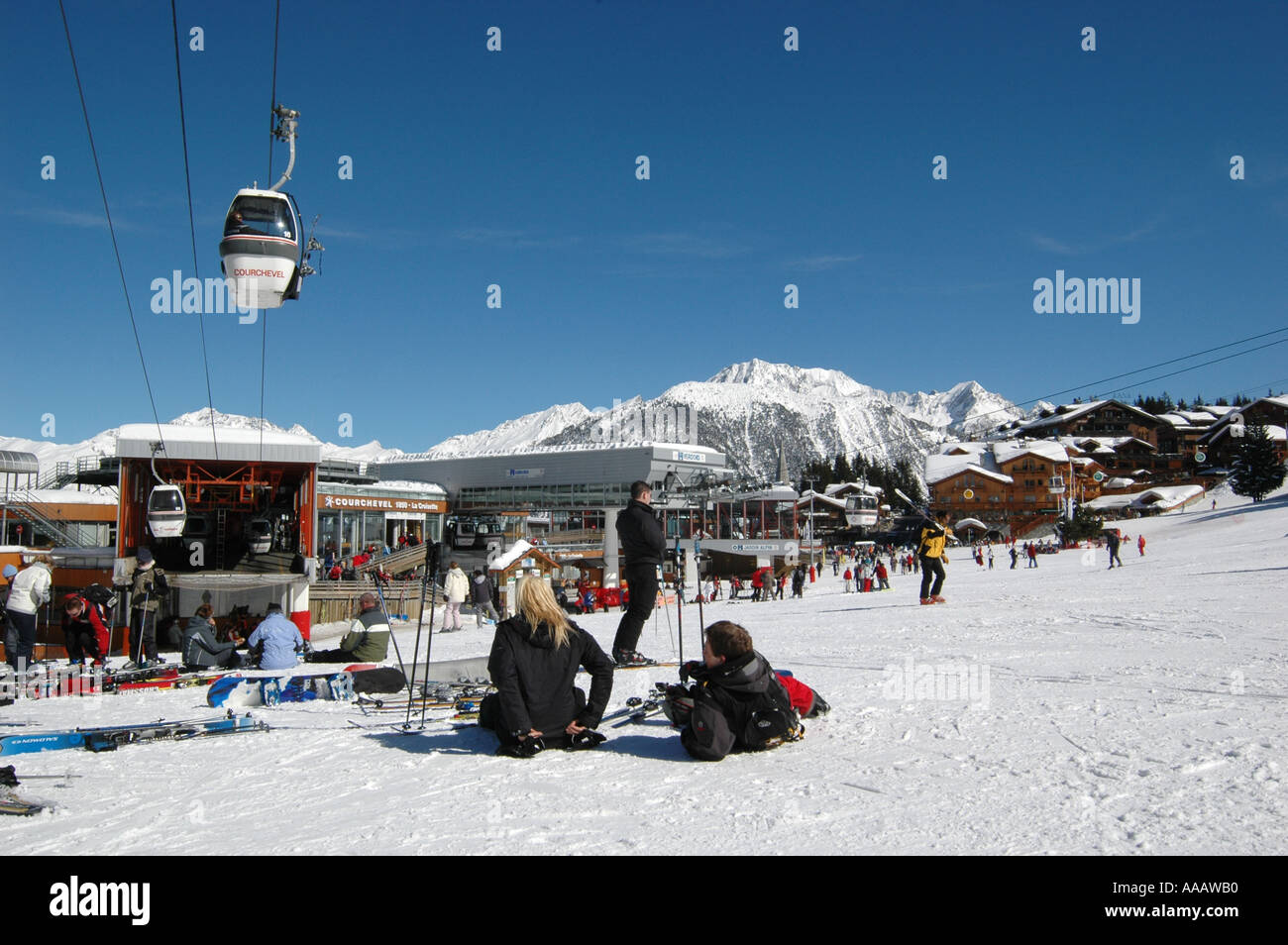 Vue sur la station de ski de courchevel 1850 Banque de photographies et ...