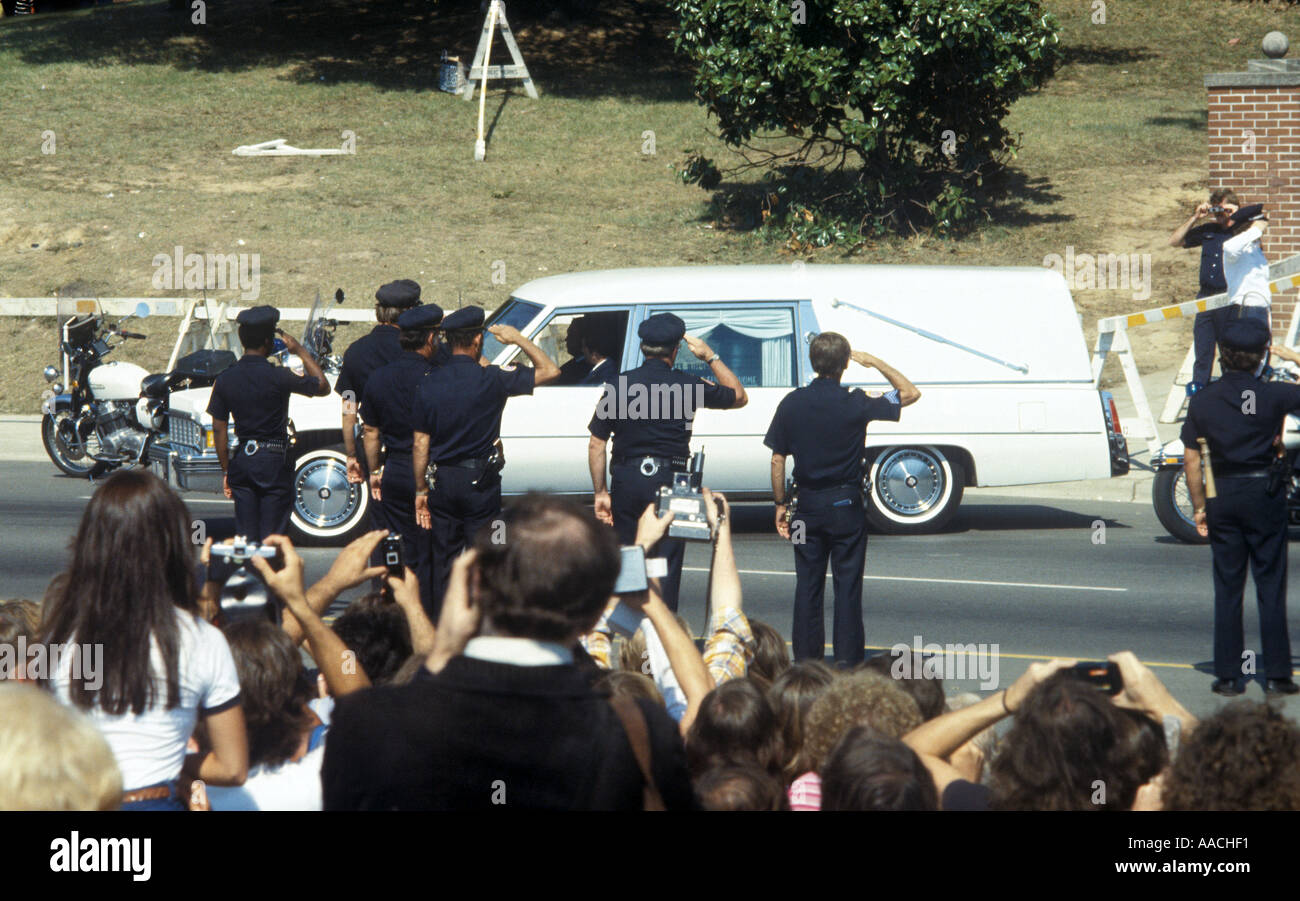 Elvis presley funeral leaving graceland Banque de photographies et d ...