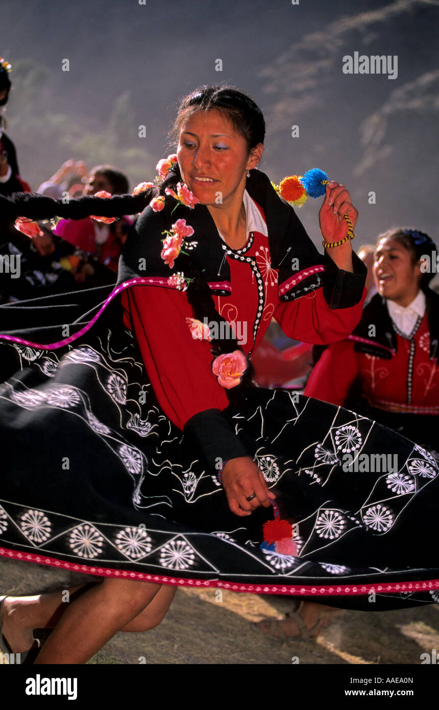 Dancers performing a la fiesta de Pentecostes dans le village Inca d ...