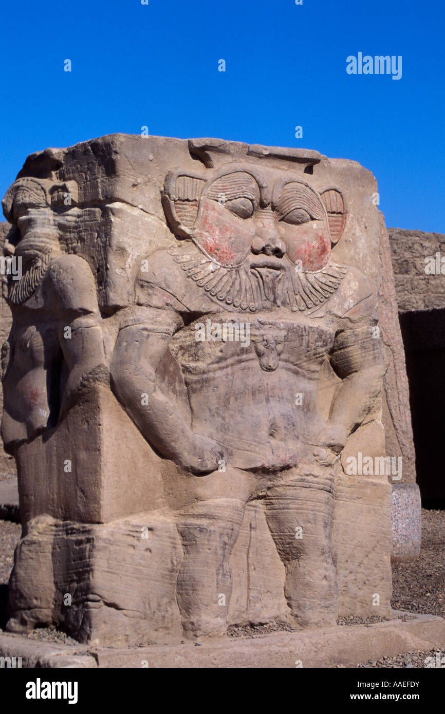 Statue du dieu nain Bes, Temple d'Hathor, Dandara, Egypte Photo Stock ...