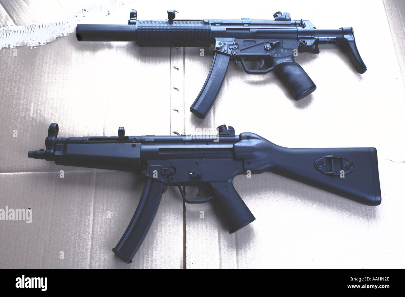 La police d'un Heckler and Koch MP5 et d'un fusil d'assaut des forces ...