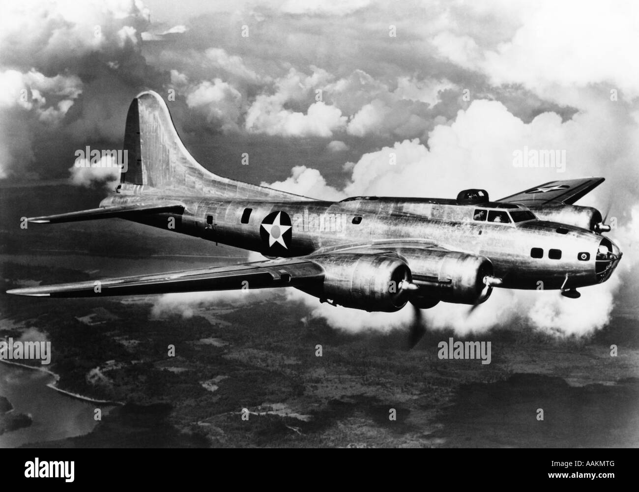 1940 SECONDE GUERRE MONDIALE AVION bombardier Boeing B-17F FLYING À TRAVERS LES NUAGES Photo ...