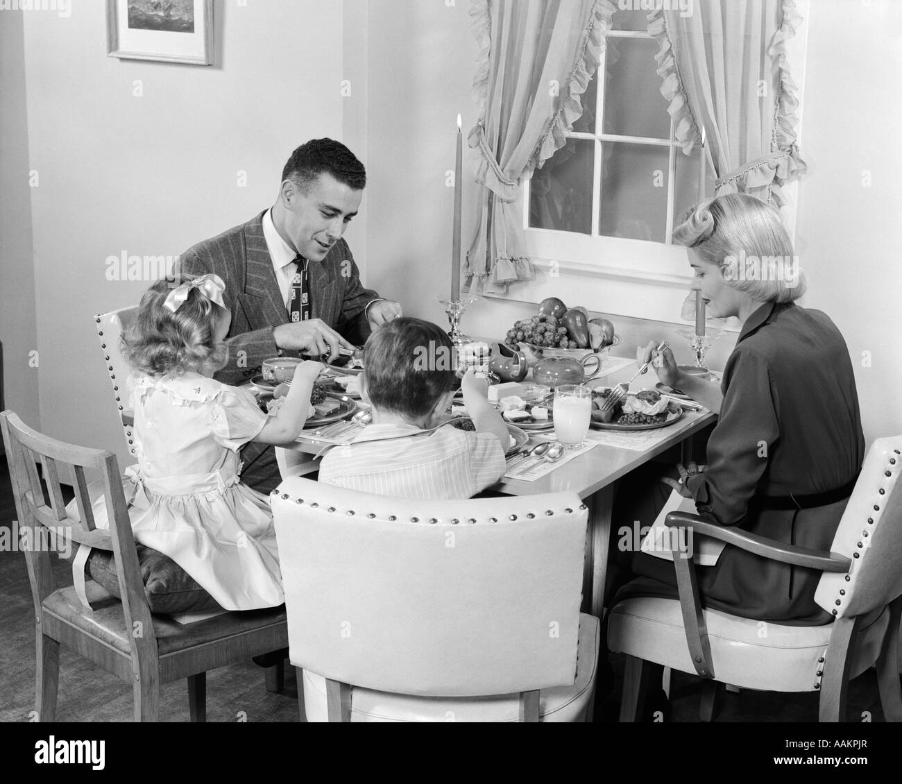 1950s family eating Banque de photographies et d’images à haute ...
