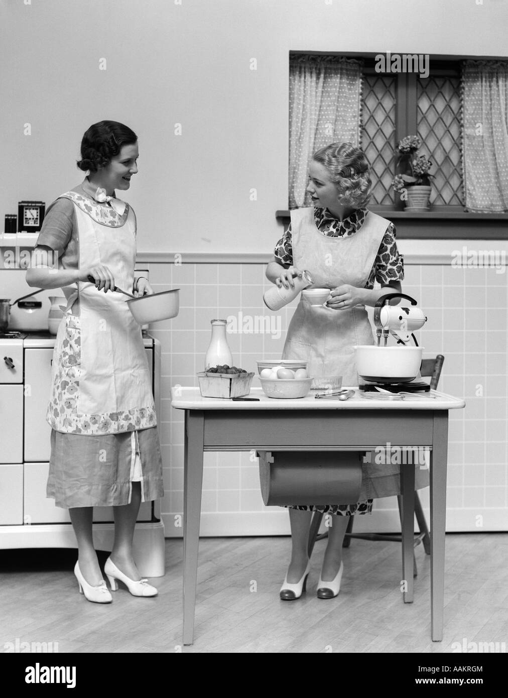 Woman 1920s kitchen Banque de photographies et d’images à haute ...