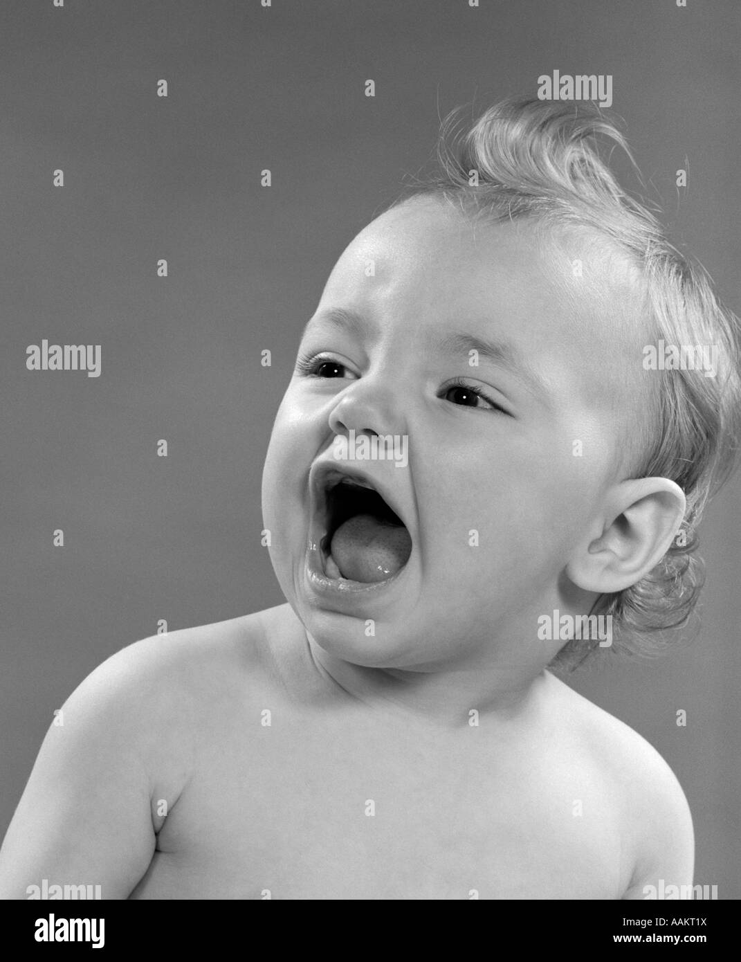Tête de bébé épaules bouche grande ouverte pleurer pleurer CRIER ...