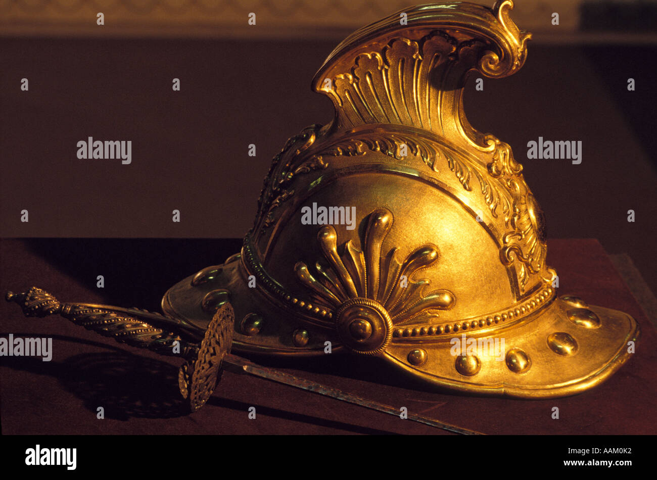 L'armée brésilienne des artefacts historiques. Casque et d'une épée ...