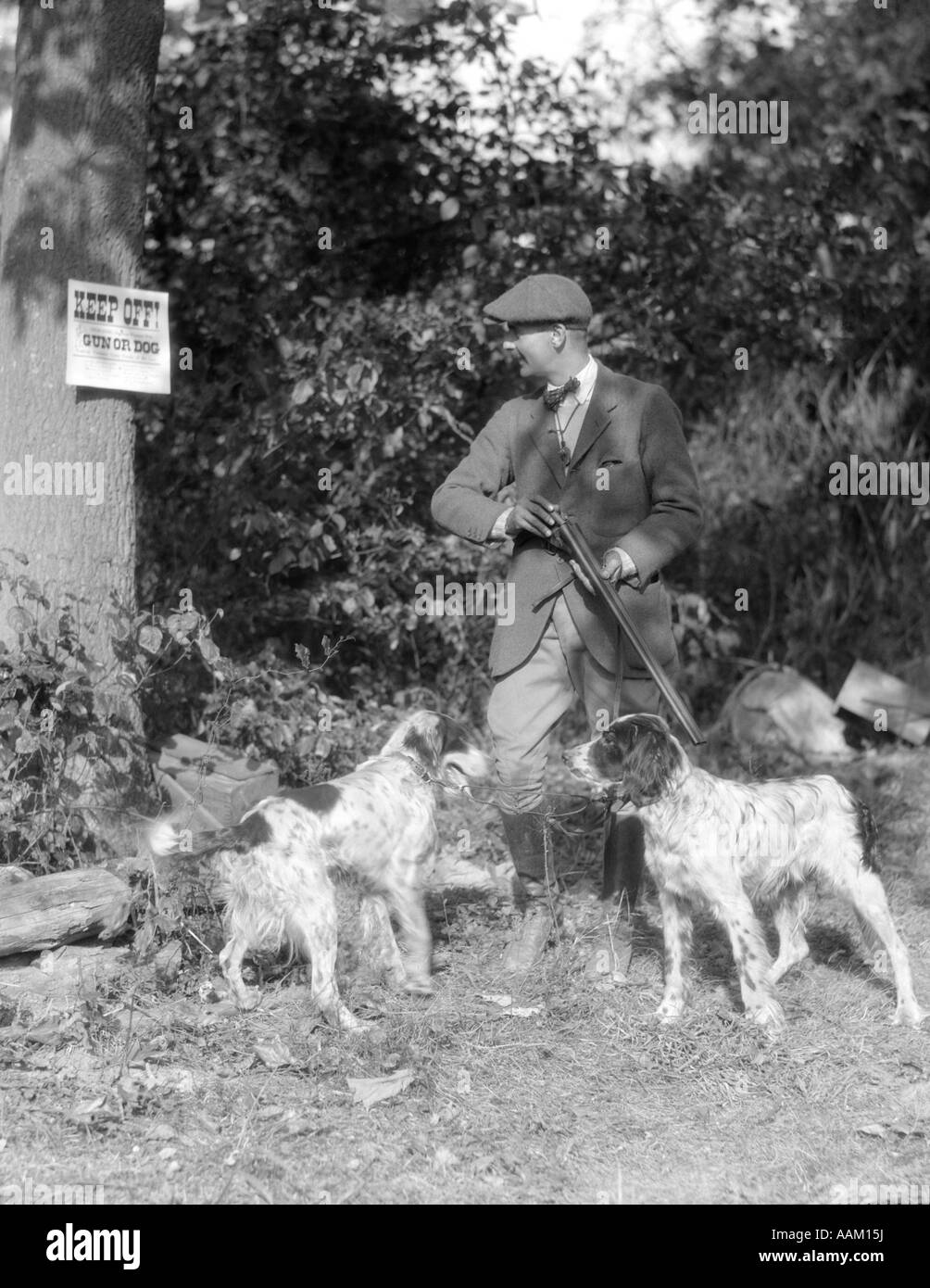 1930 L'HOMME AVEC DEUX CHIENS HOLDING SHOTGUN LECTURE SIGNE SUR TREE ...
