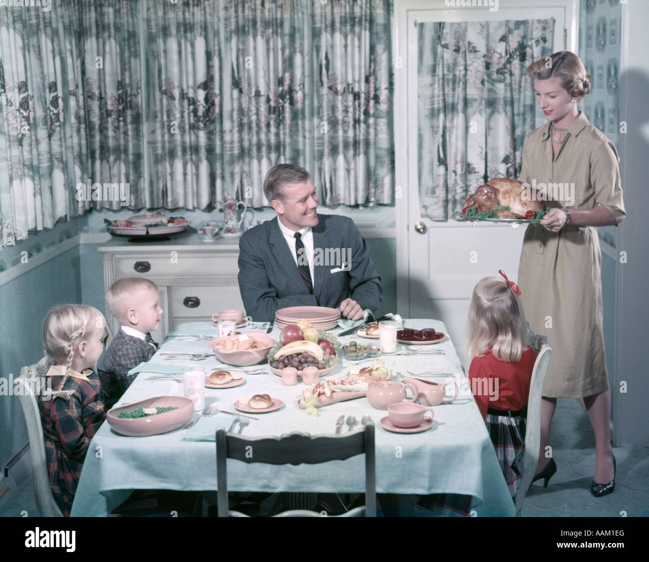 1950s family eating Banque de photographies et d’images à haute ...