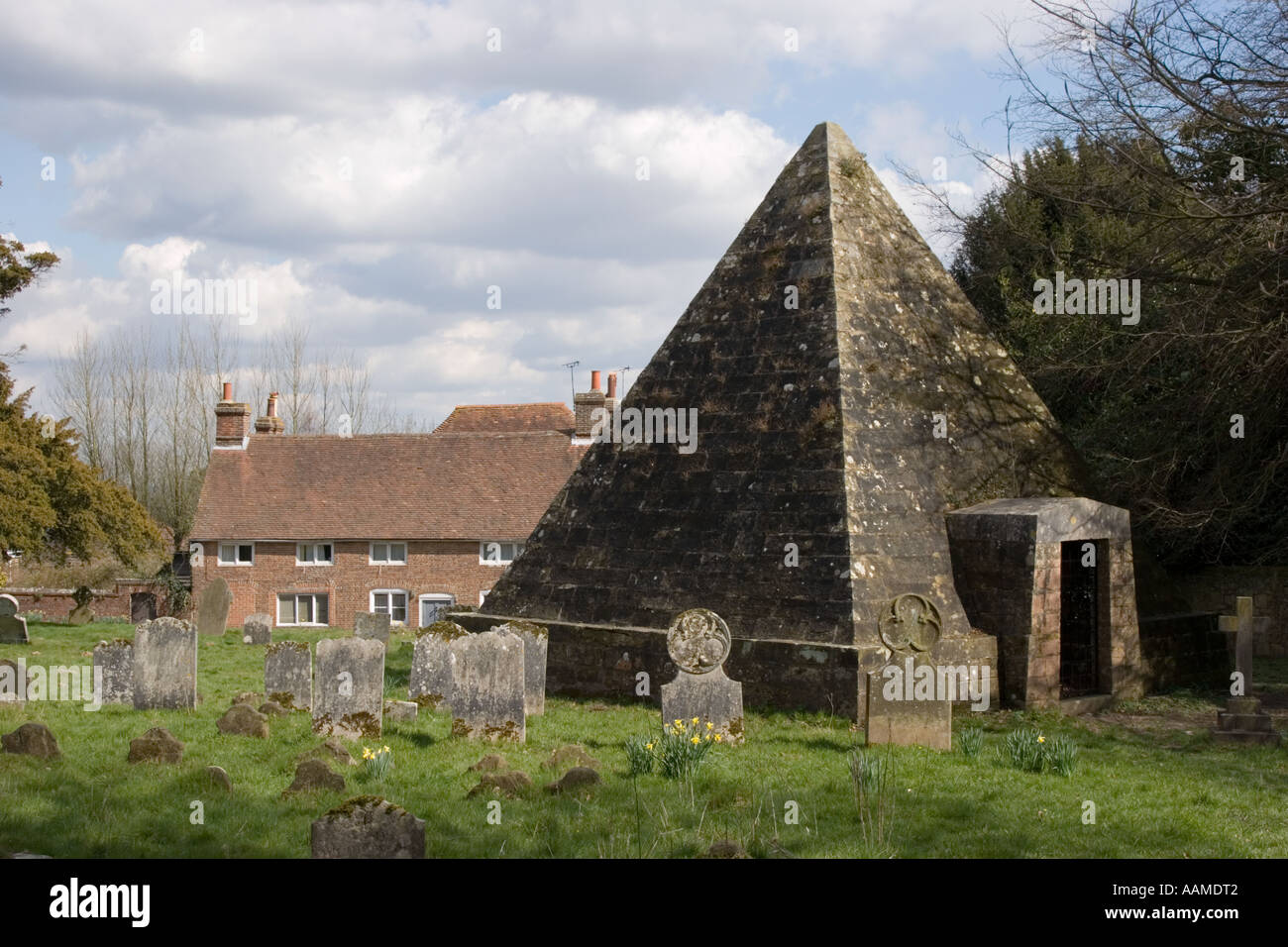 Tombe en forme de pyramide Banque de photographies et d’images à haute ...