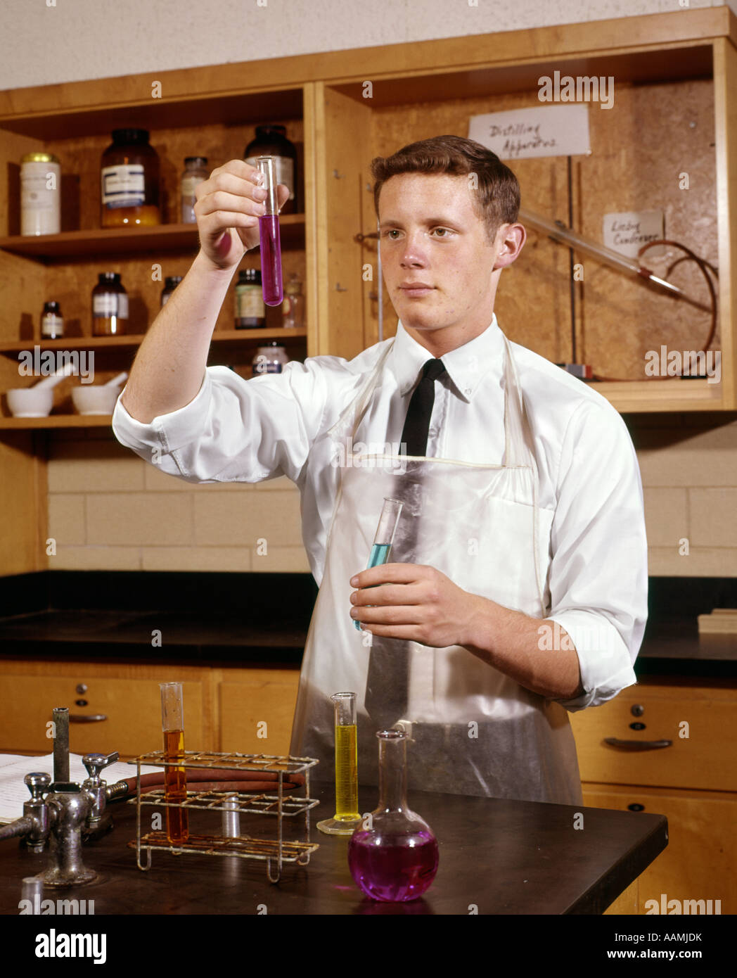 1960 MAN COLLEGE STUDENT IN CHEMISTRY LABORATORY À LA SOLUTION EN ...