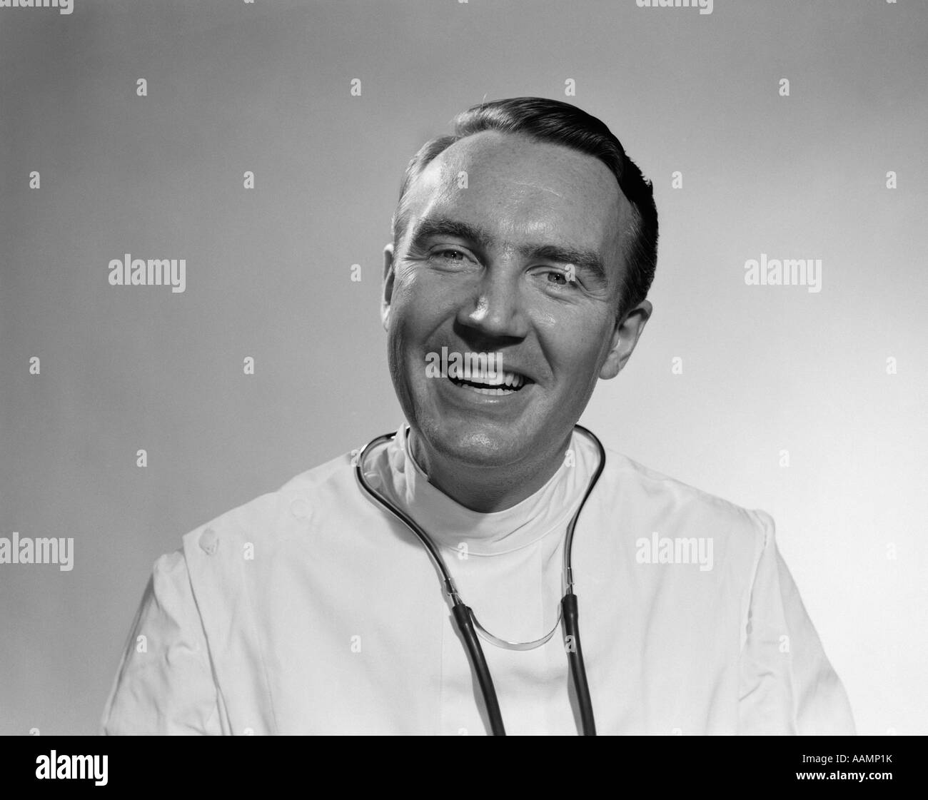 1950s doctor Banque de photographies et d’images à haute résolution - Alamy