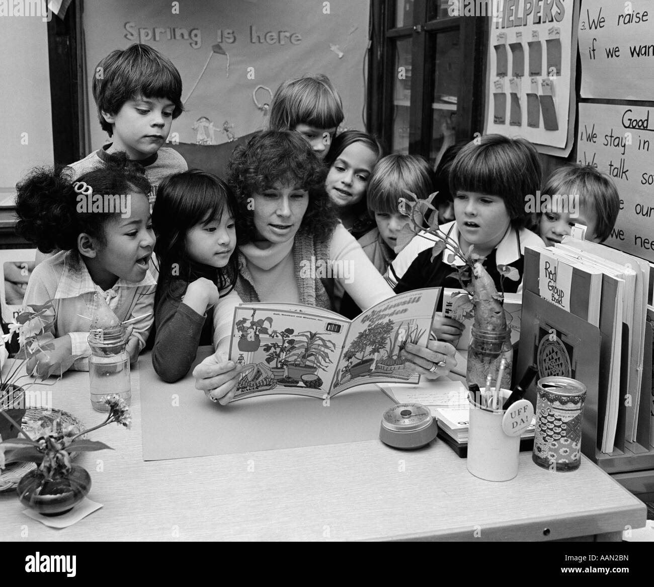 Child teacher reading classroom Banque d'images noir et blanc - Alamy