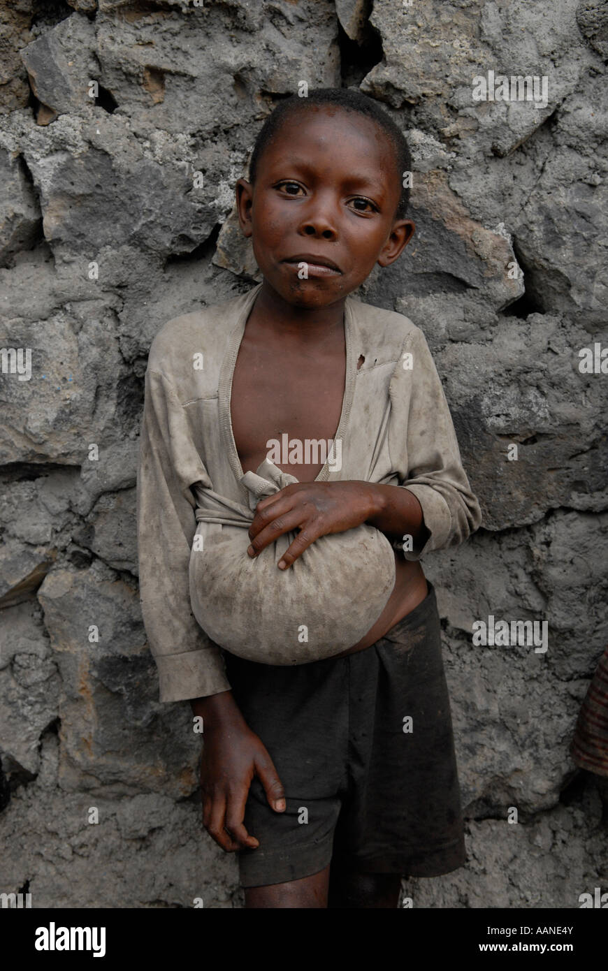 Une jeune fille congolaise déplacée détient un paquet de maïs après la ...
