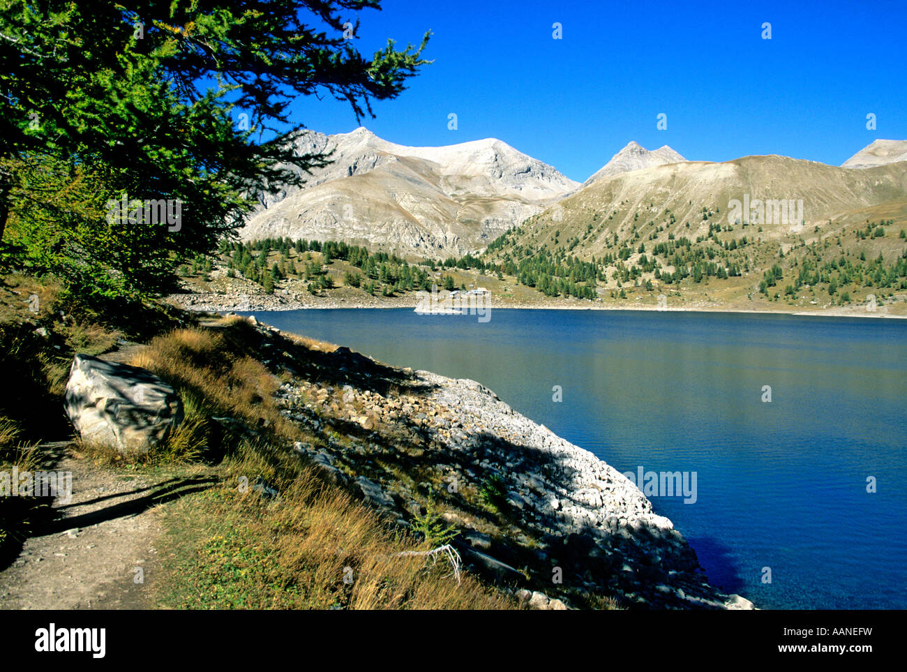 Allos lake Banque de photographies et d’images à haute résolution - Alamy