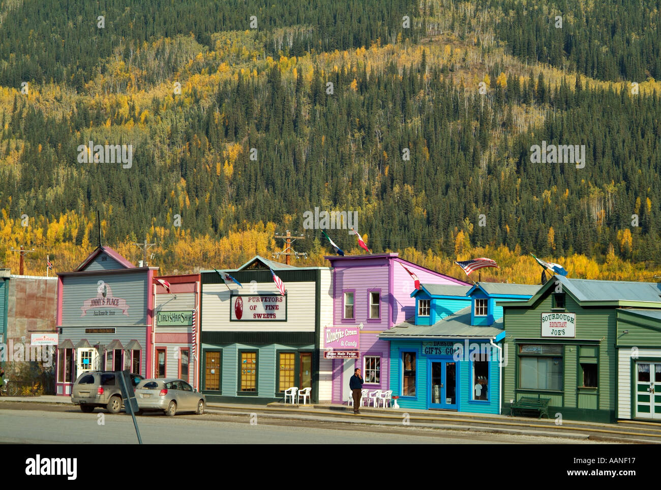 Les bâtiments en bois de la rue Front, à Dawson City, Yukon, Canada ...