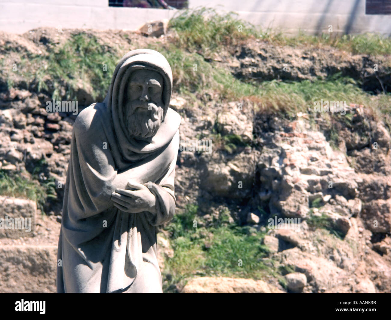 Statue de moine barbu devant la alcazaba Banque de photographies et d ...