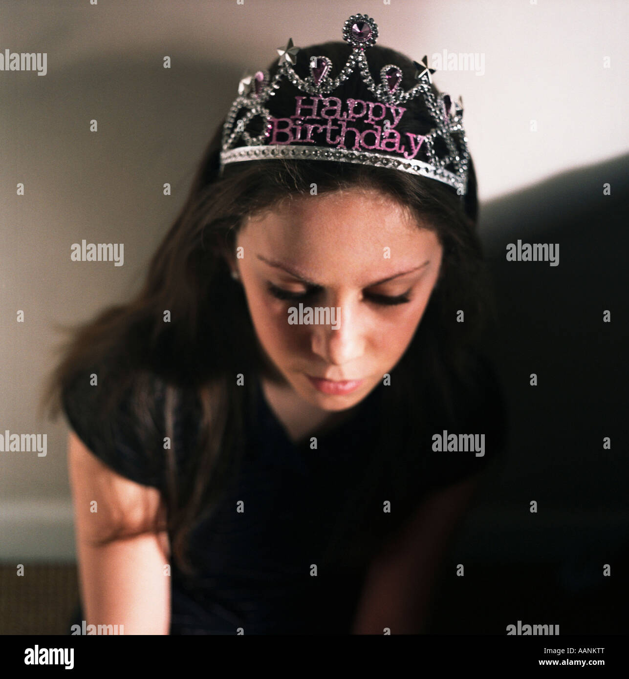 Anniversaire Girl wearing tiara Photo Stock Alamy