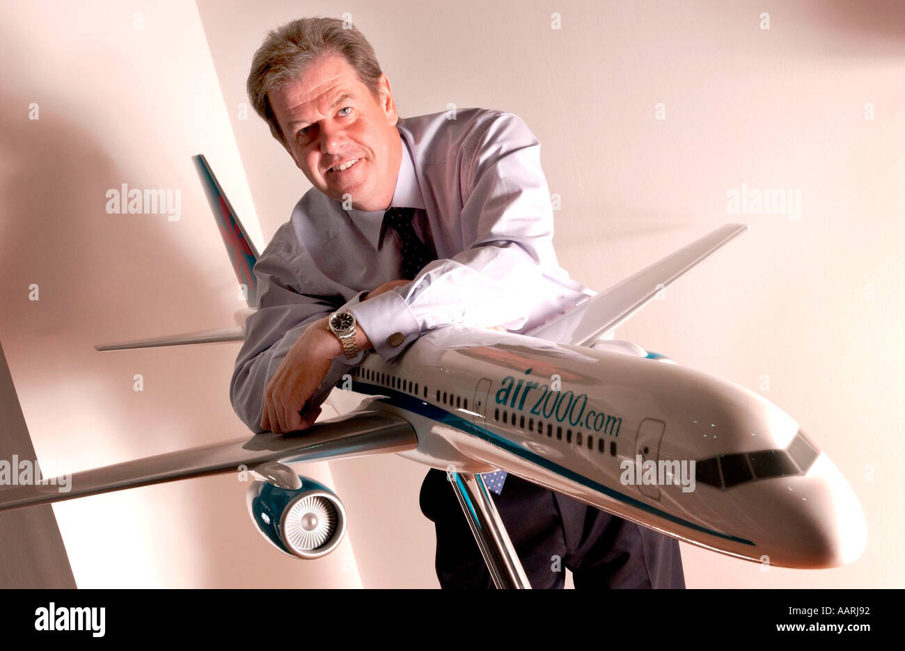 Peter Long Directeur de First Choice et Thomson avec un modèle de ses ...