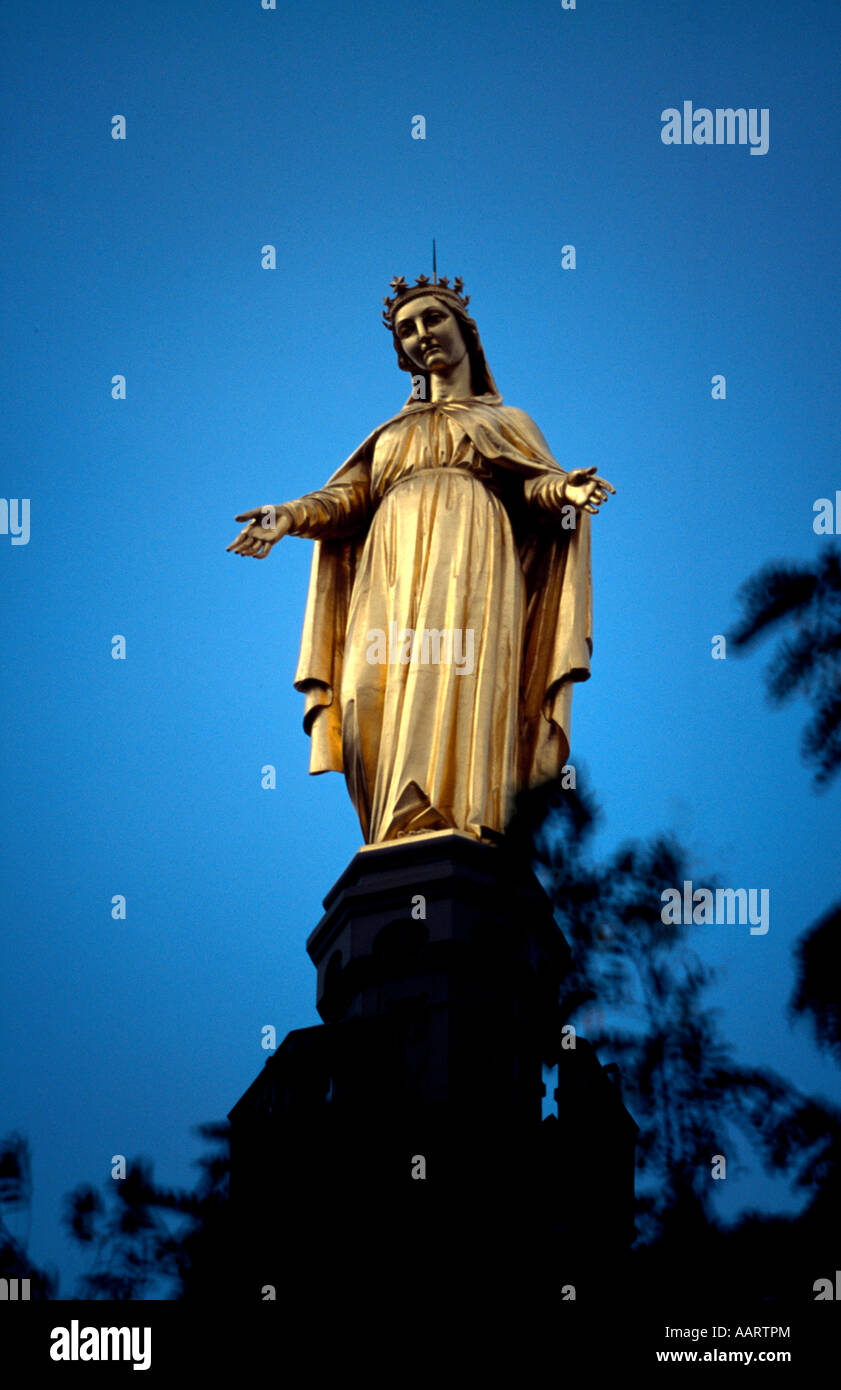 Lyon France Statue dorée de la Vierge Marie au sommet de la Chapelle de ...