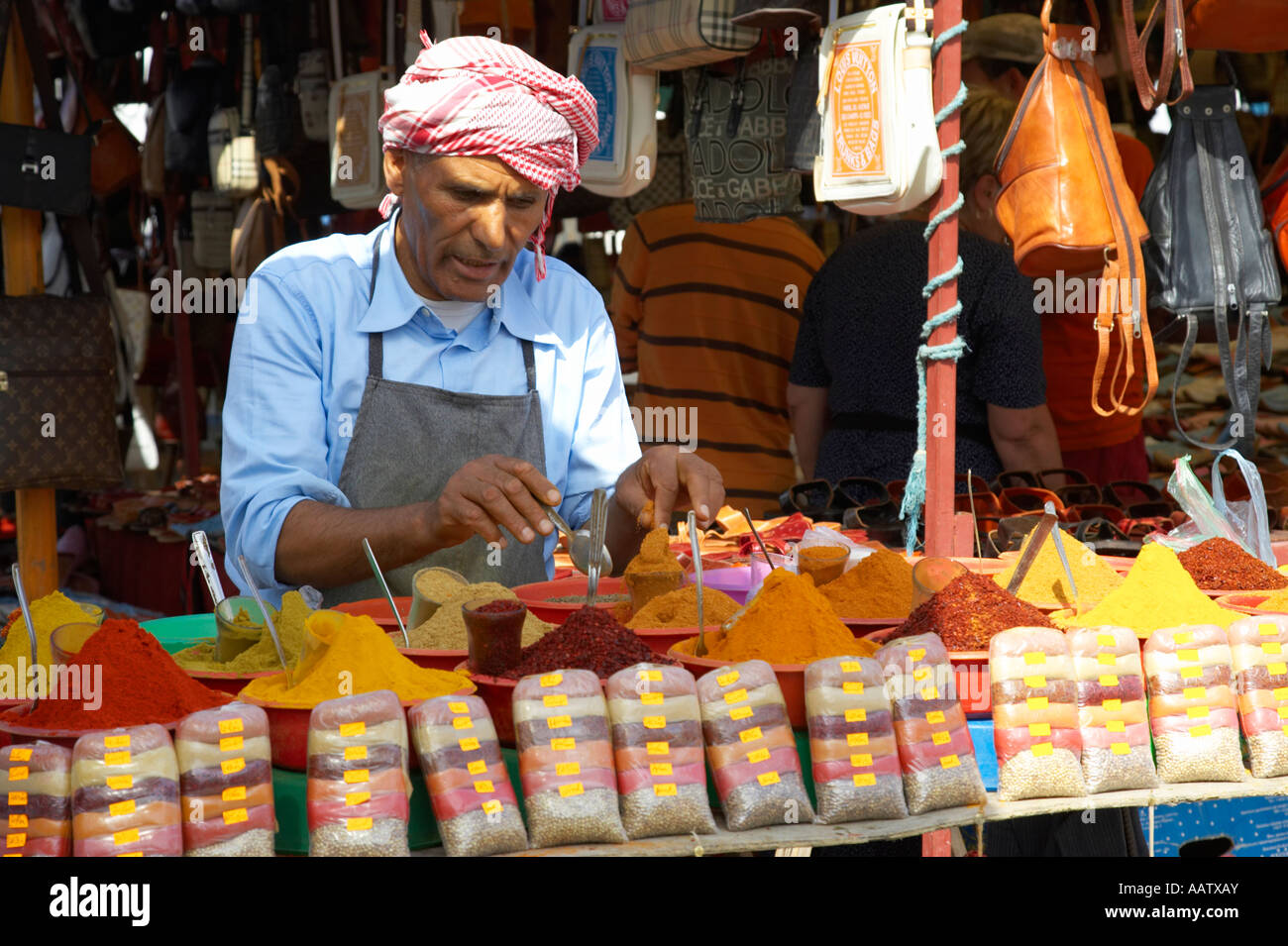 Tunisia nabeul souk souvenirs Banque de photographies et d’images à ...