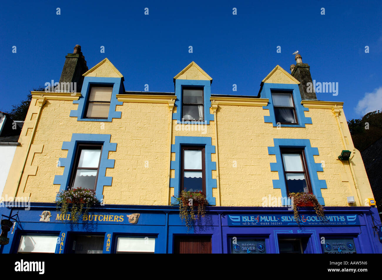 Grand bâtiment de couleur vive dans la région de Tobermory Isle of Mull ...