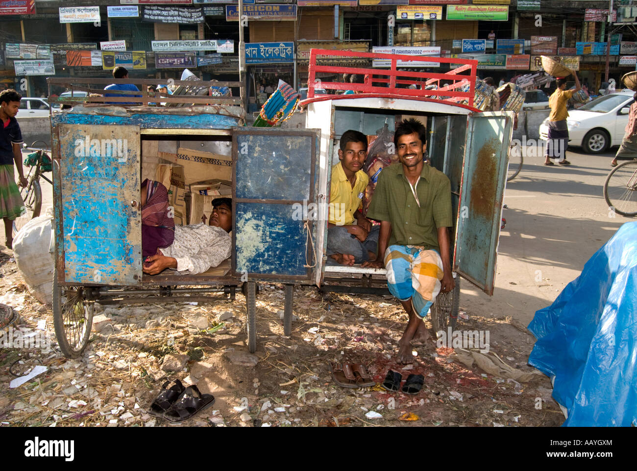 Les pousse-pousse à Dhaka sont utilisés pour tous les types de ...