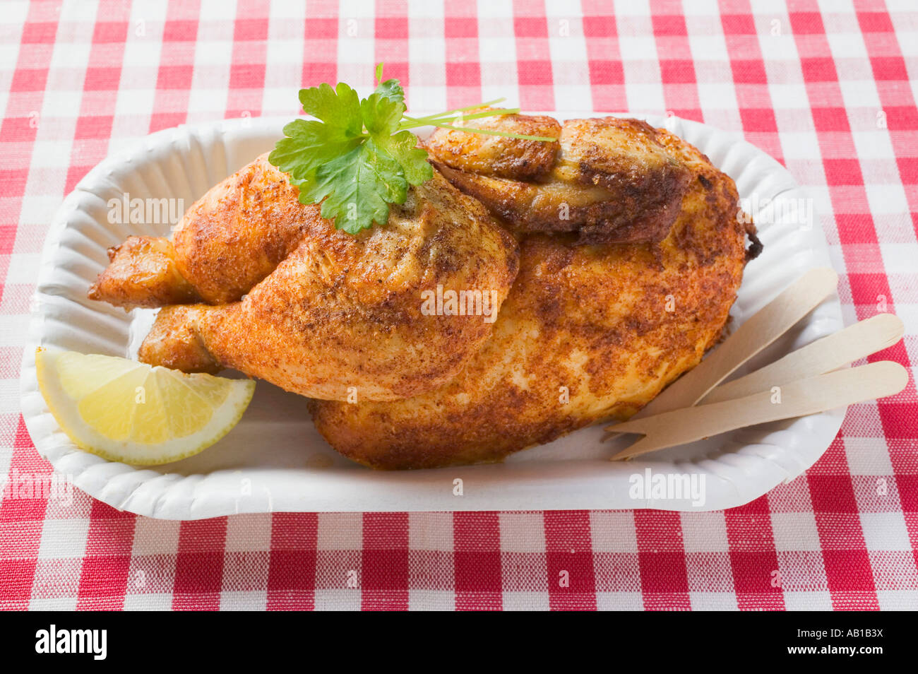 Half a fried chicken a paper plate Banque de photographies et d’images ...