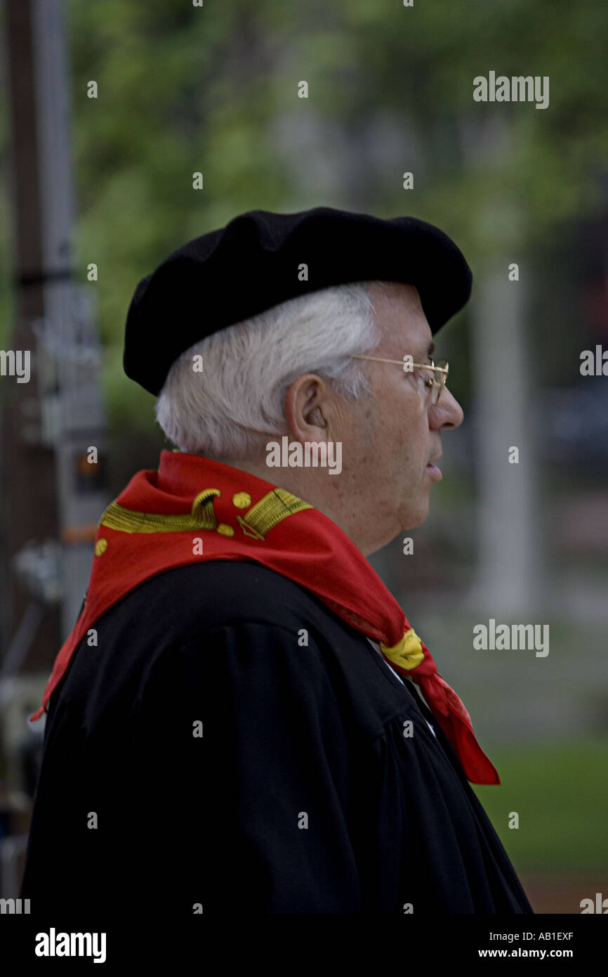 L'homme en costume traditionnel basque en regardant la danse ...