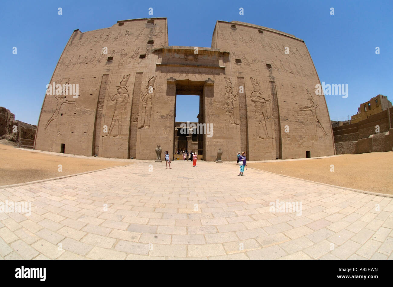 Entrée au Temple d'Edfou, Egypte. Le temple est dédié à Horus et a été ...