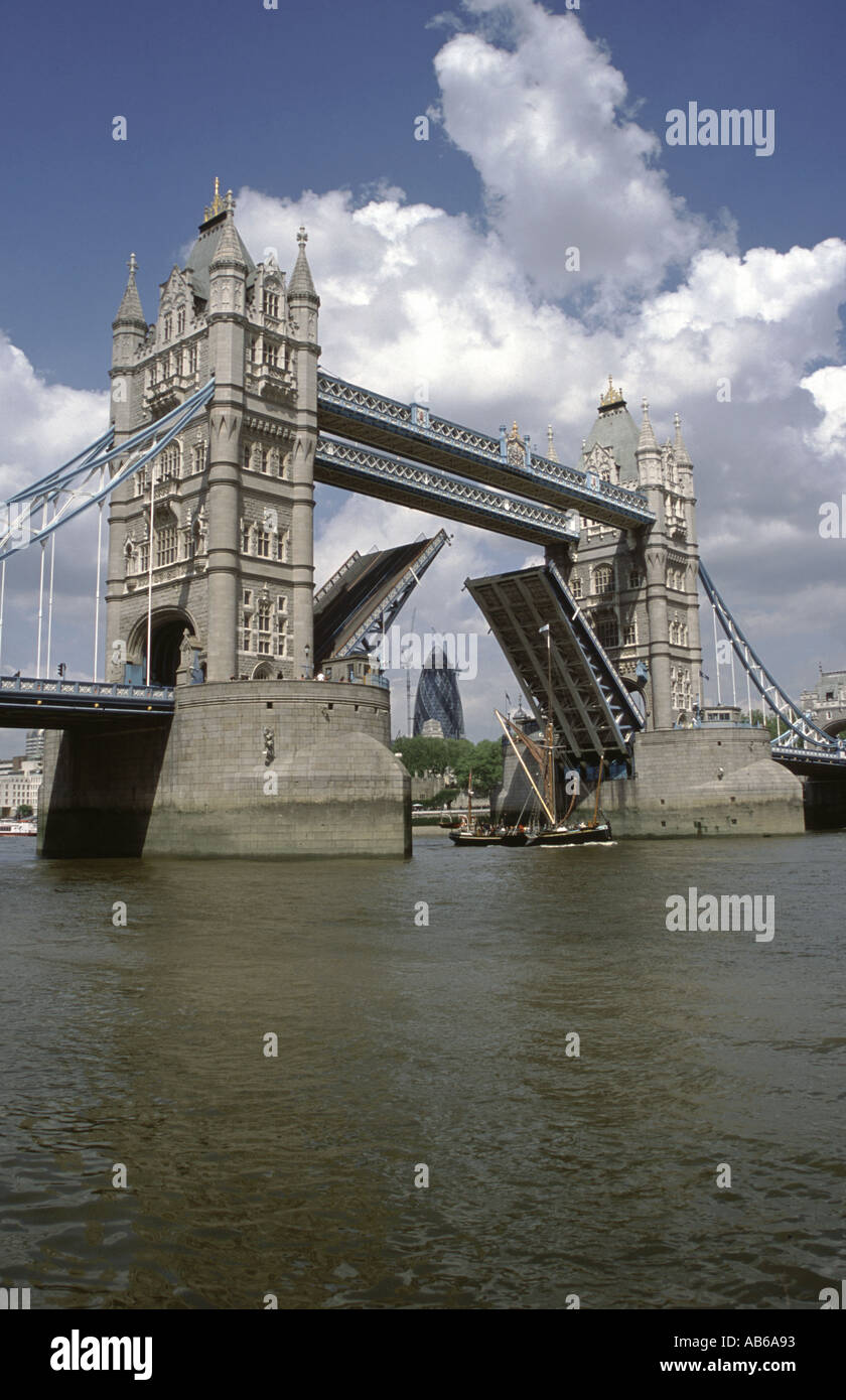 Tower bridge opening Banque de photographies et d’images à haute ...