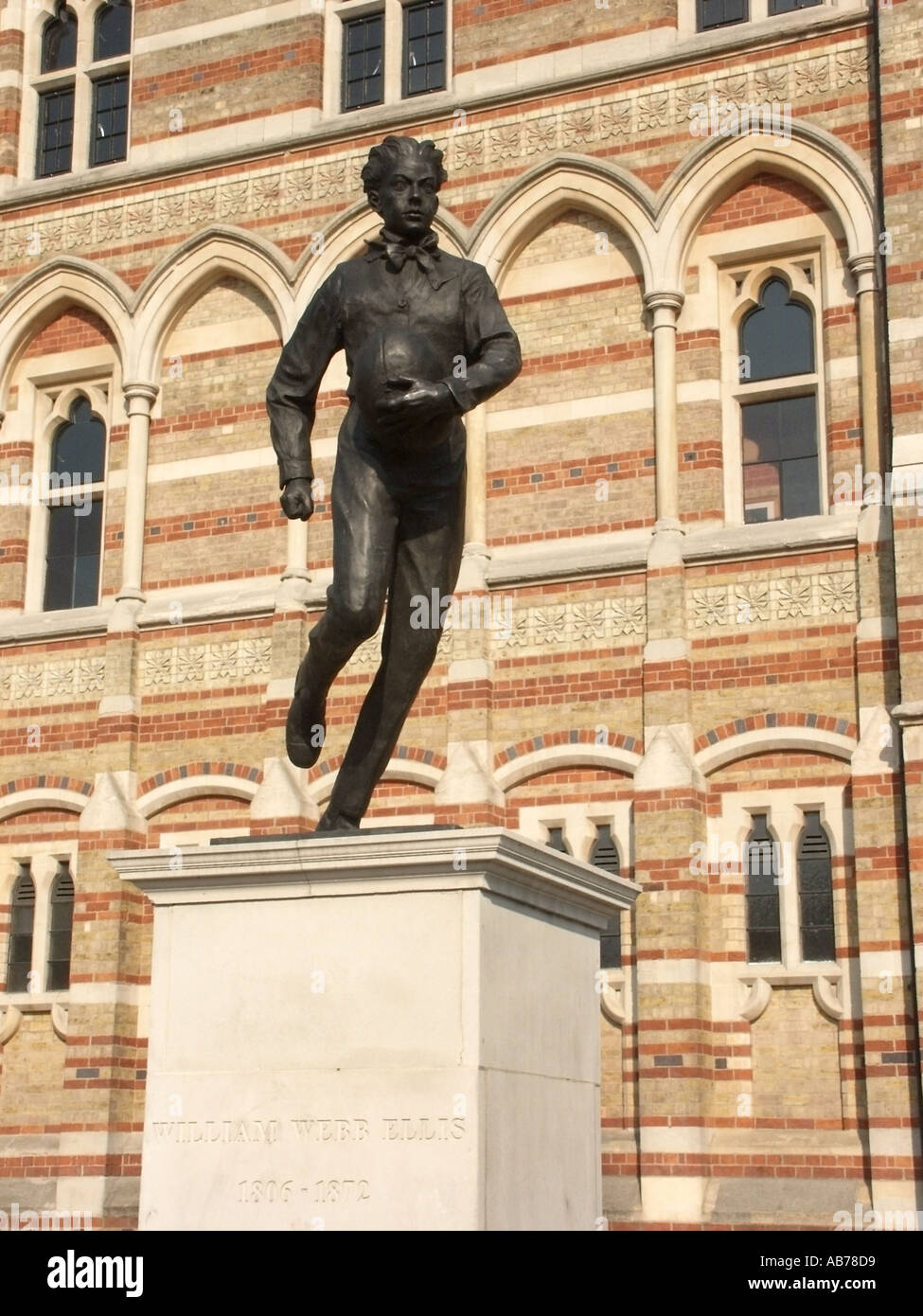 Statue of william webb ellis Banque de photographies et d’images à ...