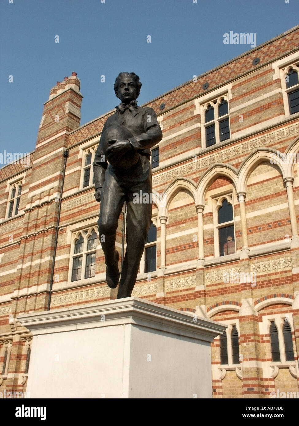 Statue of william webb ellis Banque de photographies et d’images à ...