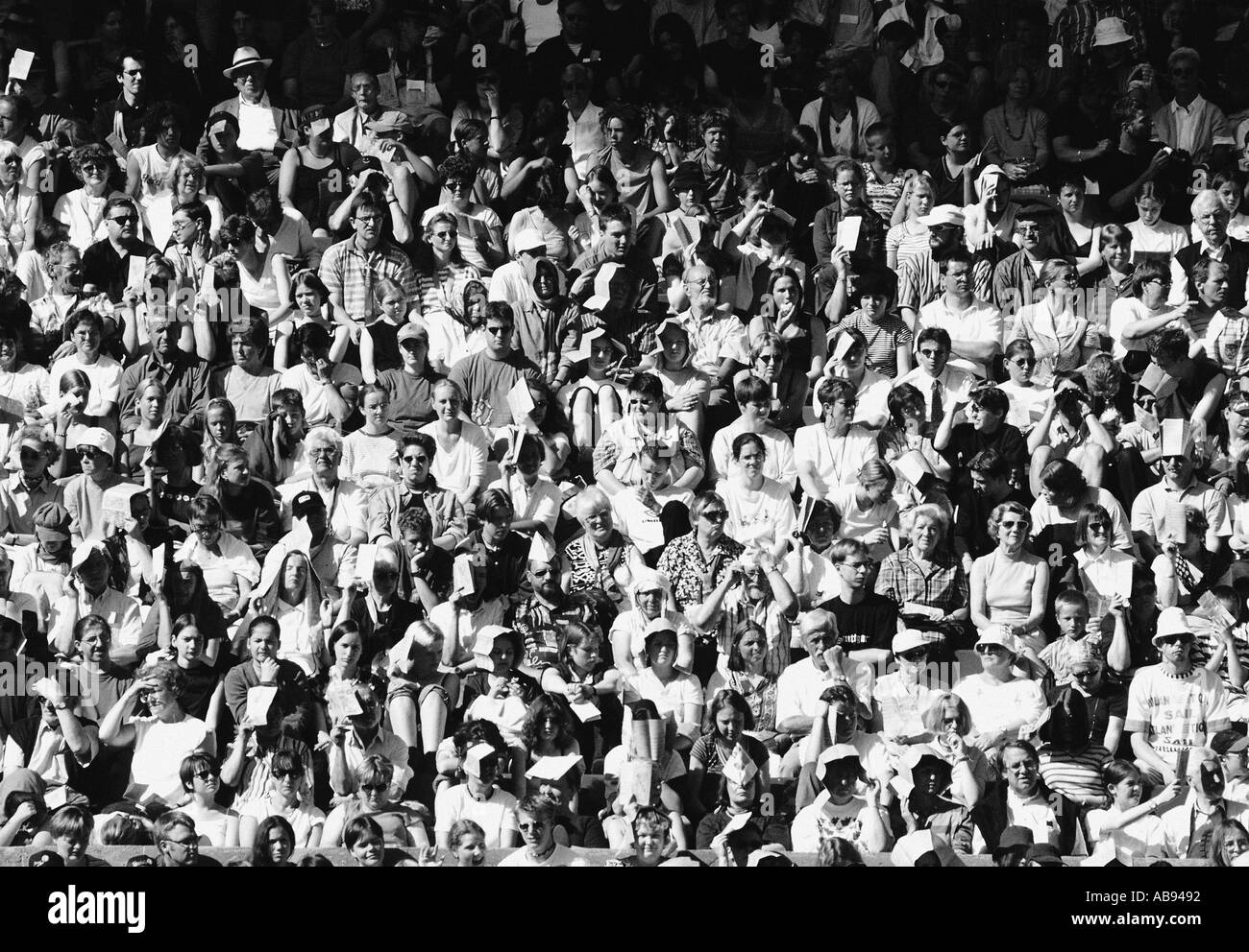 Spectateurs du groupe Banque d'images noir et blanc - Alamy