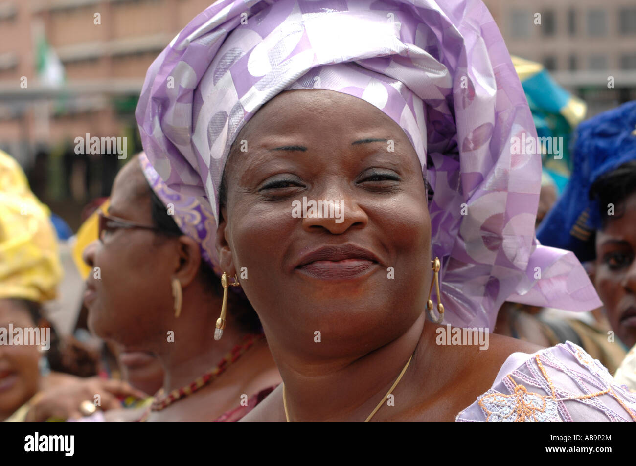 Nigerian traditional dress Banque de photographies et d’images à haute ...