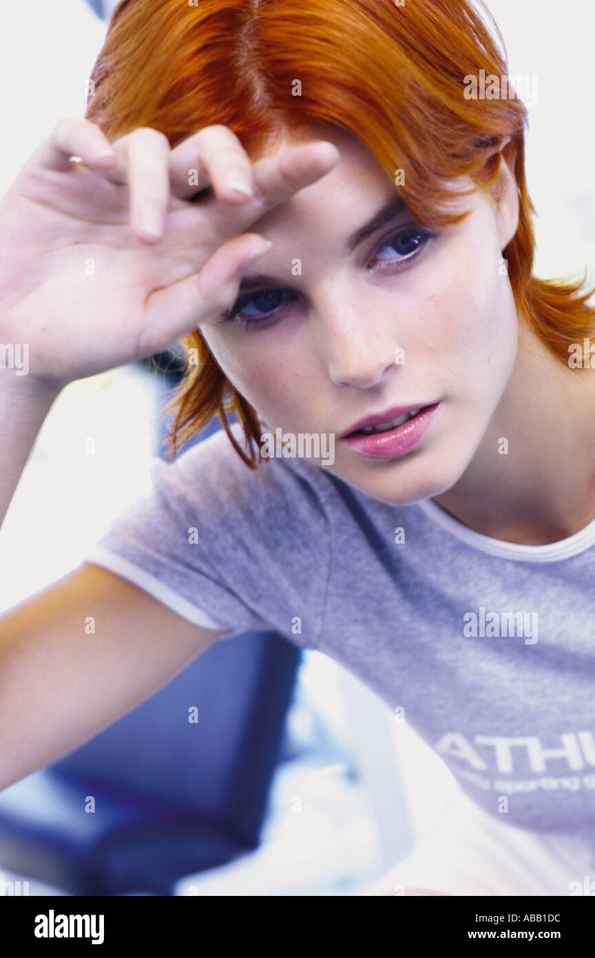 épuise woman wiping son visage Banque de photographies et d’images à ...