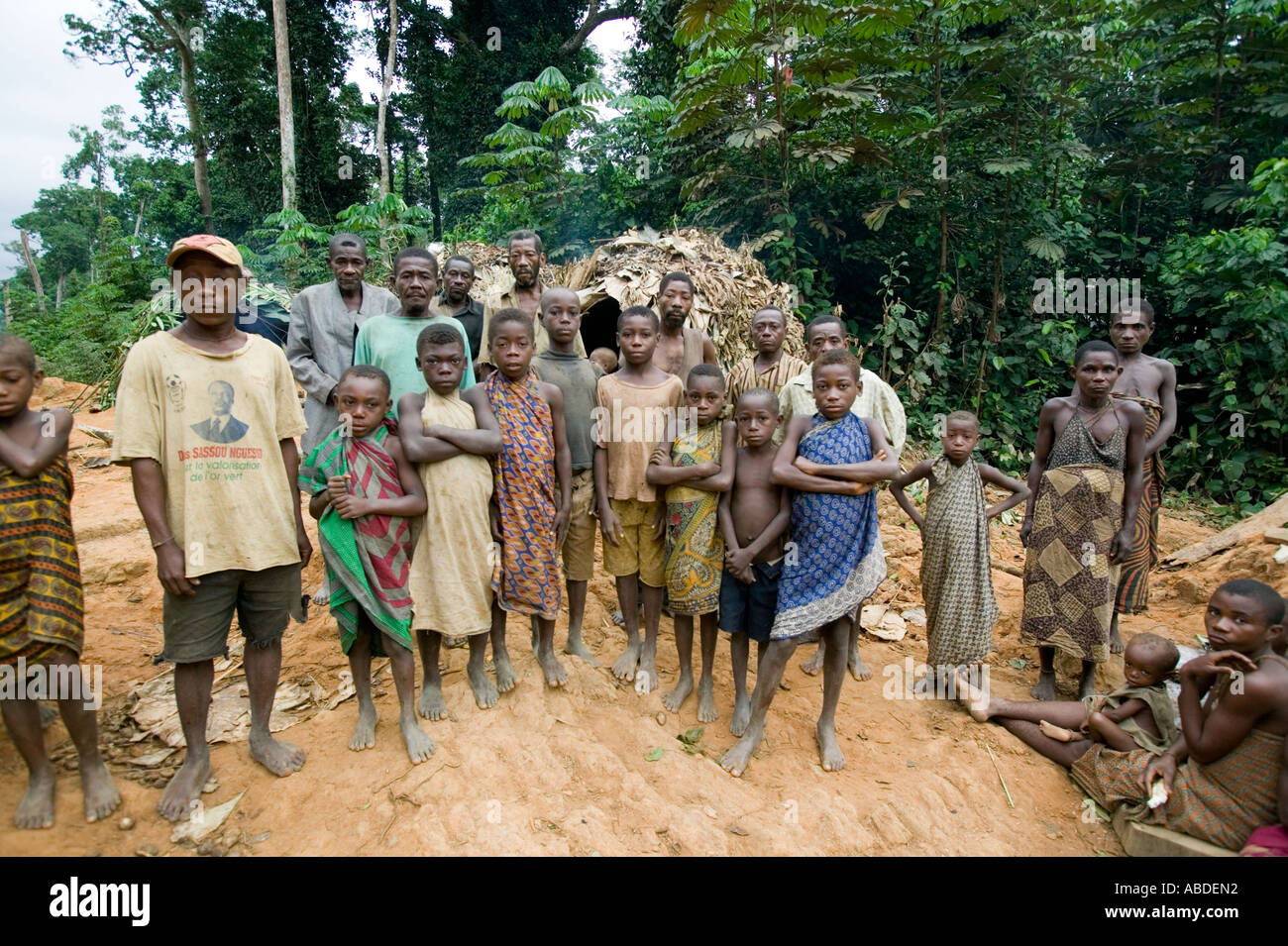 Une famille de pygmées Baka par leurs maisons feuille temporaire dans ...