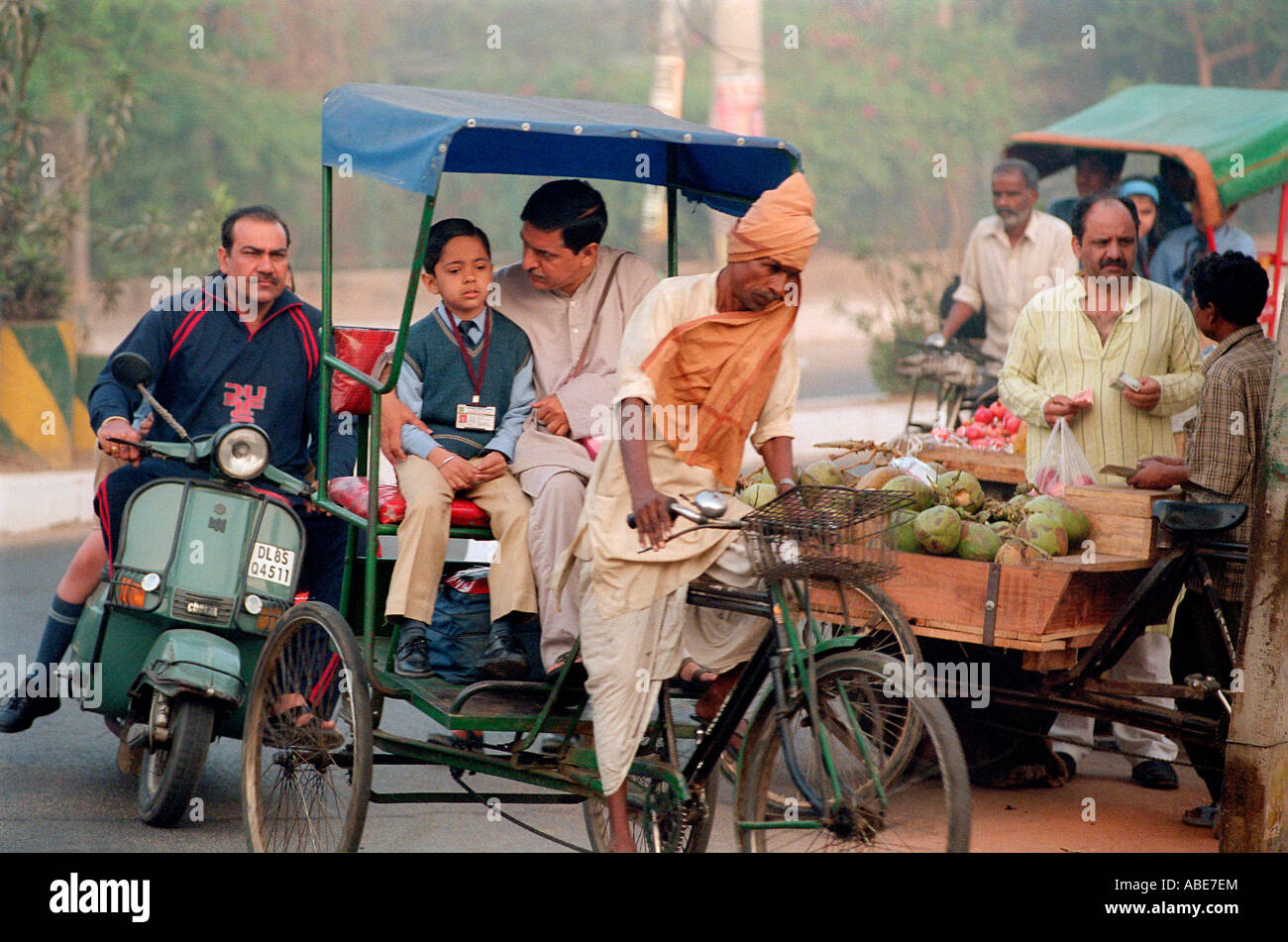 Voyager en scooter et se rendre à l'école en rickshaw vélo en Inde ...