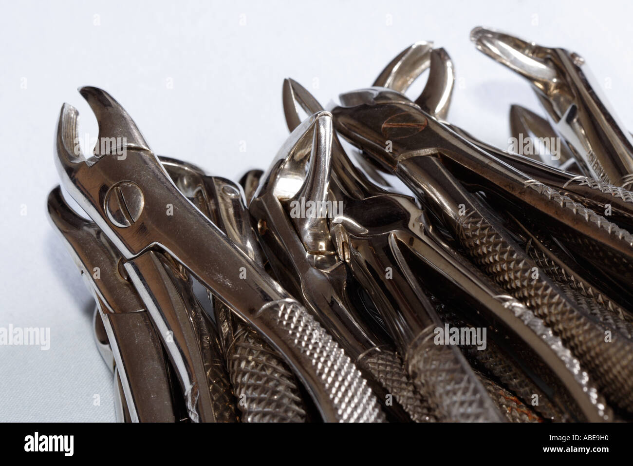 Pince dentaire Banque de photographies et d’images à haute résolution - Alamy