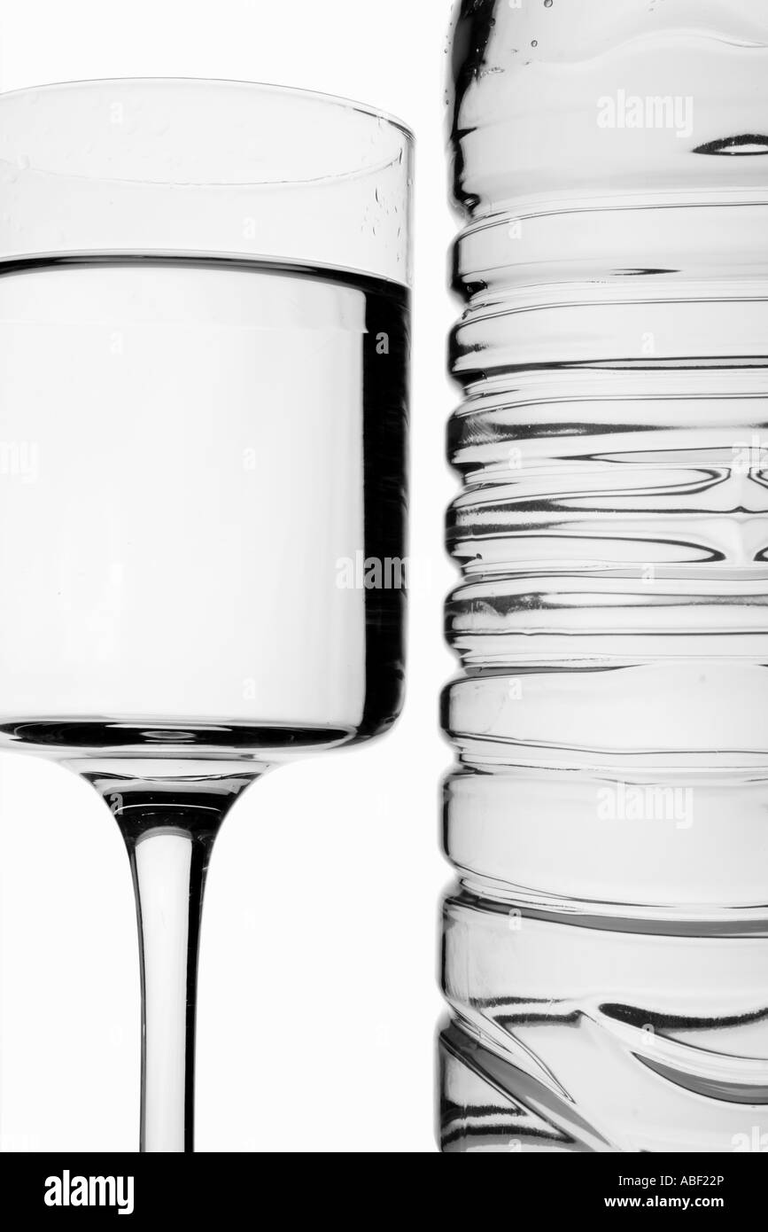 Eau potable en bouteille Banque d'images noir et blanc - Alamy