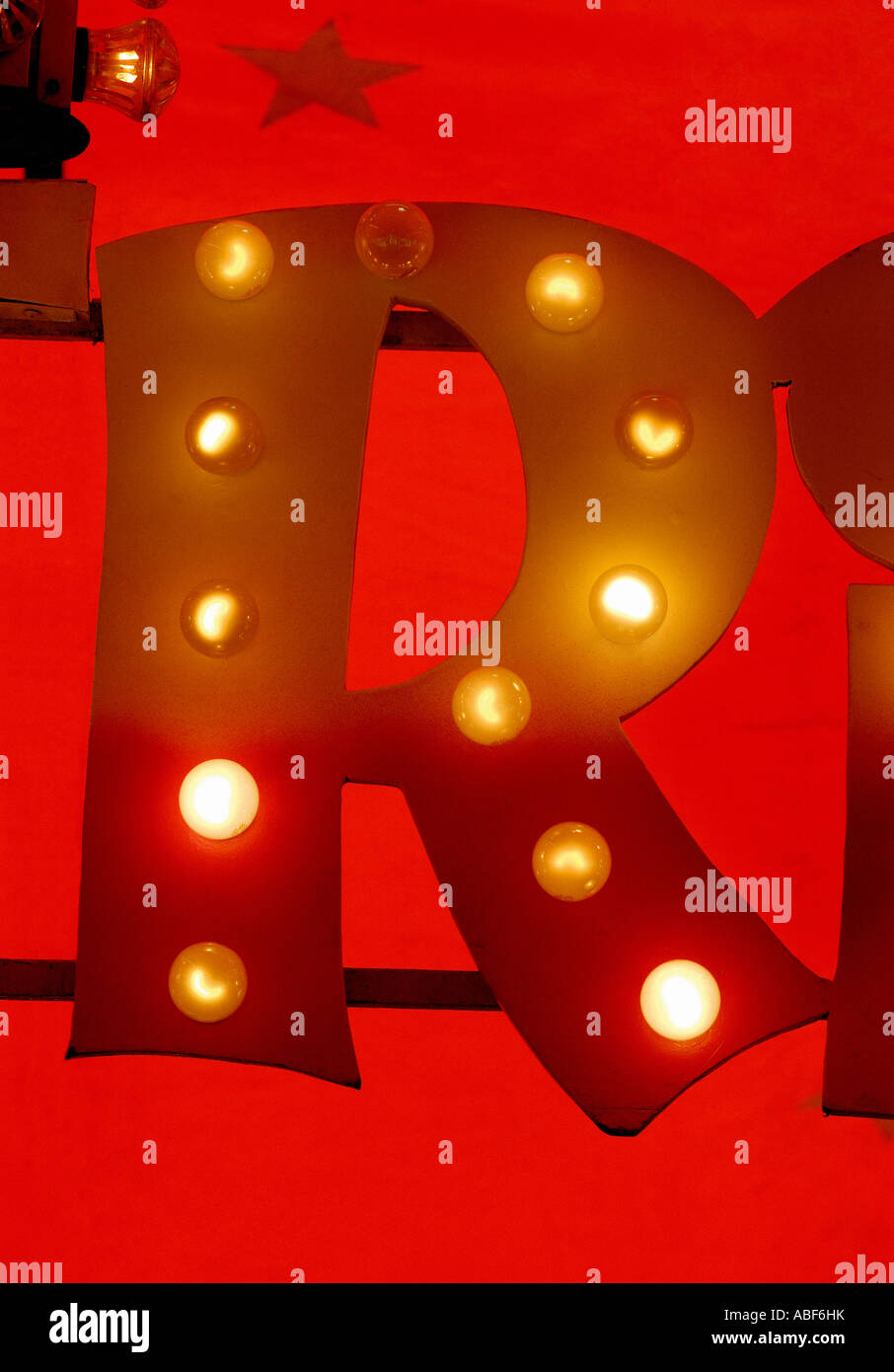 Neon letter r Banque de photographies et d’images à haute résolution ...