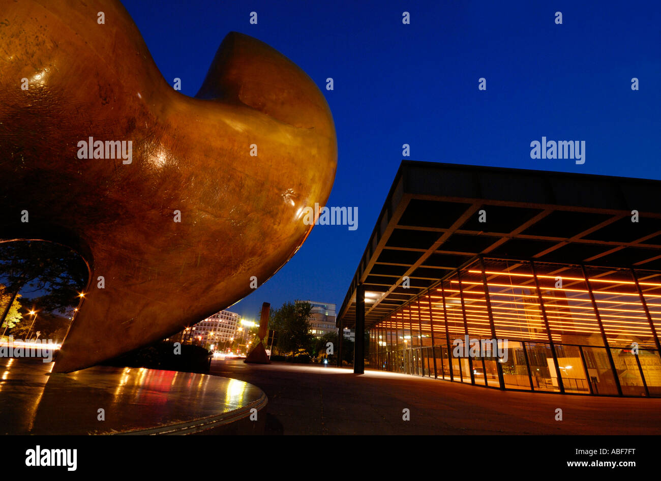 Berlin. Neue Nationalgalerie de Mies van der Rohe avec sculptures d ...
