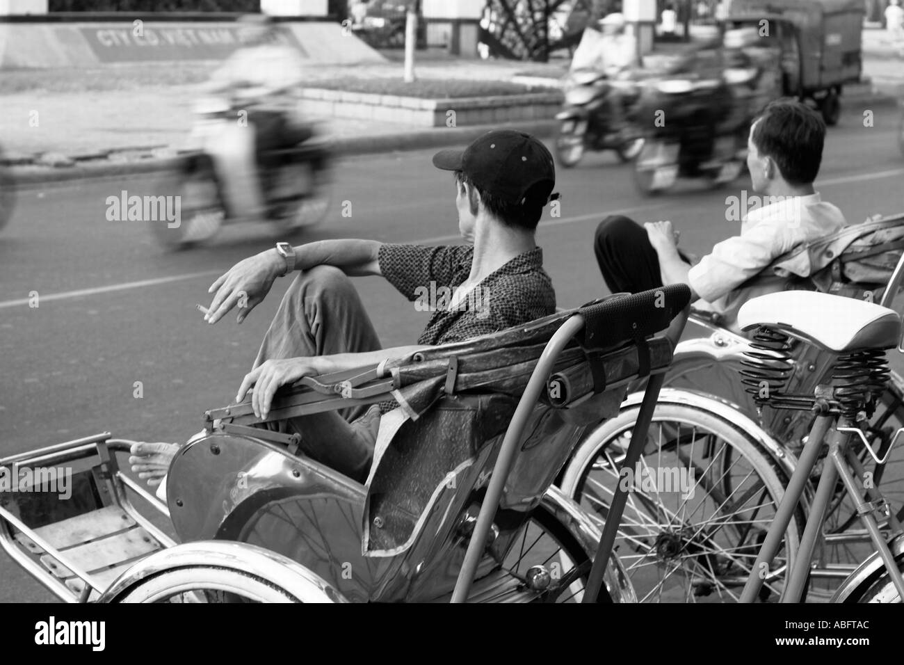Cyclo saigon Banque d'images noir et blanc - Alamy