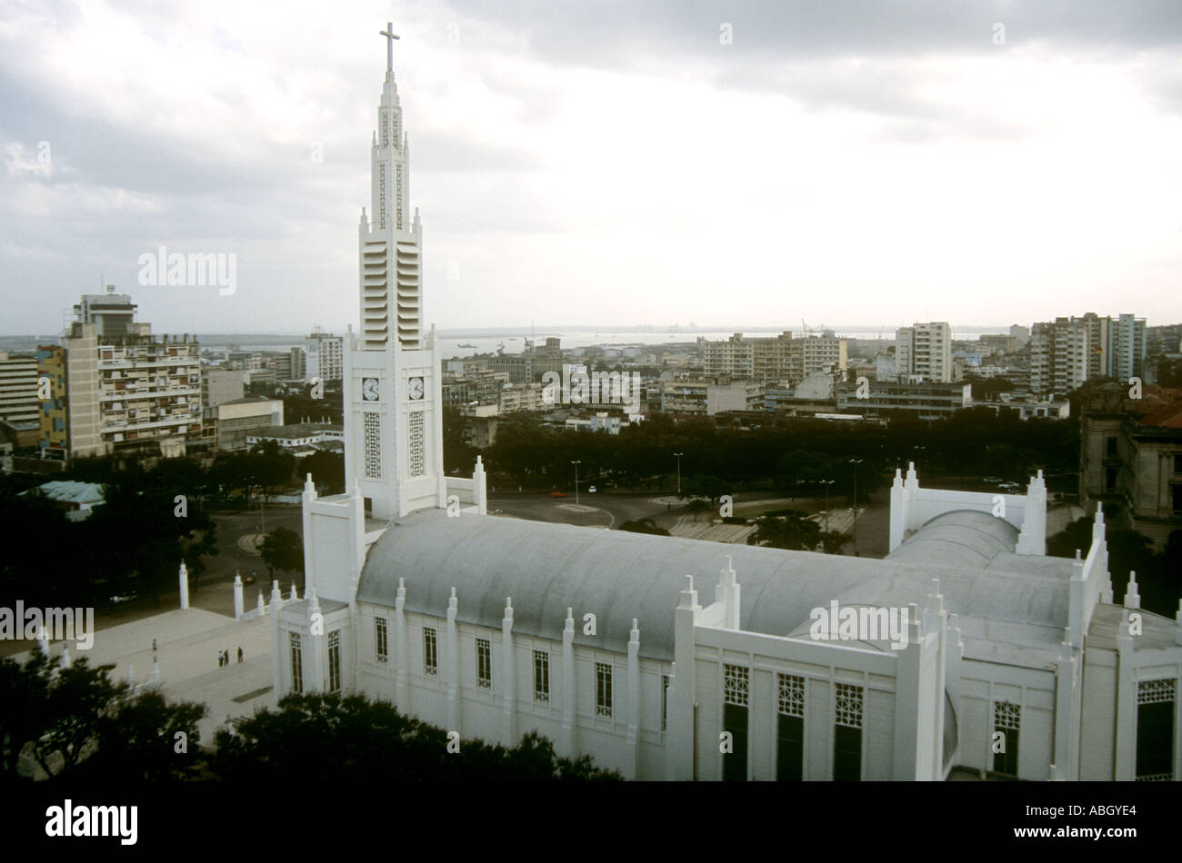 La cathédrale catholique romaine brutaliste marxiste à Maputo capitale ...