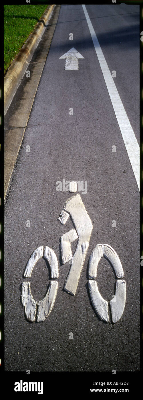 Une piste cyclable marquée avec une texture stick figure d'un vélo et ...