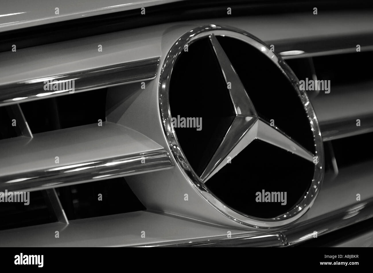 Mercedes Benz Star Logo emblème sur un grill de Mercedes SL Voiture de ...