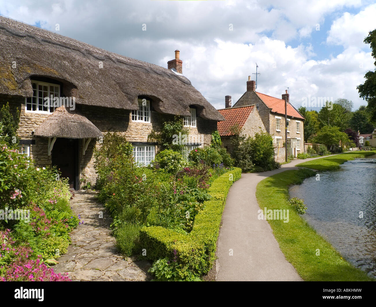 Maisons en pierre traditionnelle, l'une avec un toit de chaume et les ...