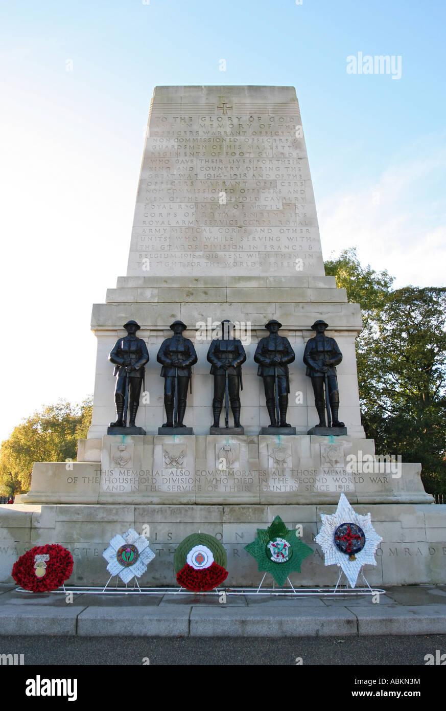 Un seul mâle DAO portant une couronne au monument commémoratif de la ...