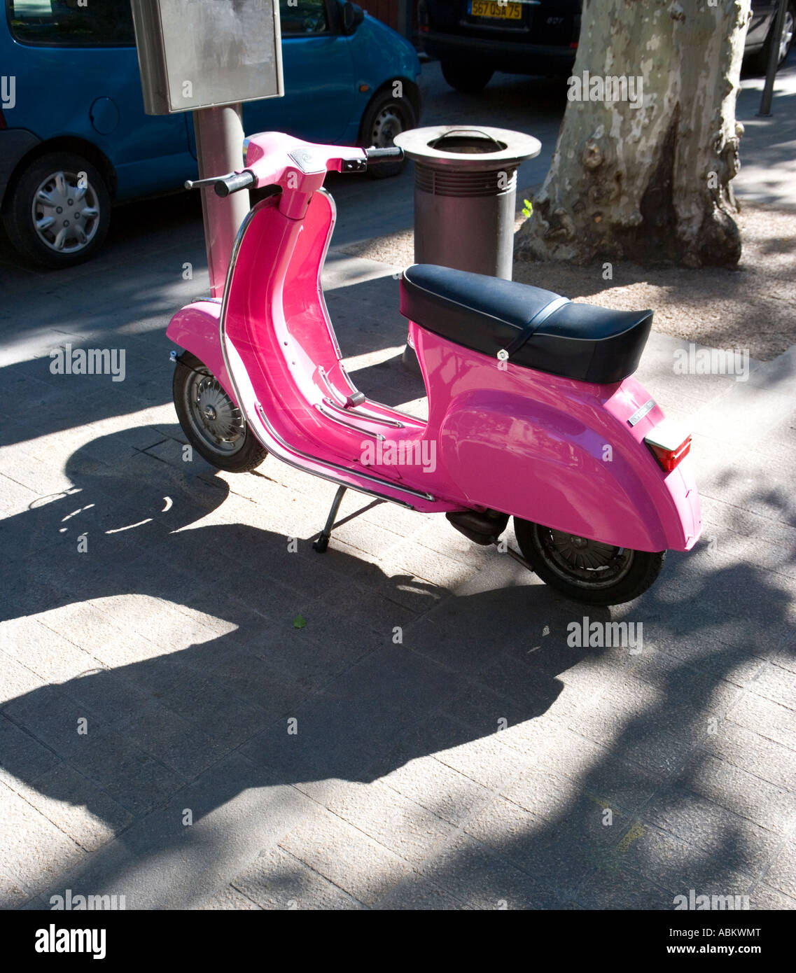 Vespa rose, Aix-en-Provence, France Photo Stock - Alamy