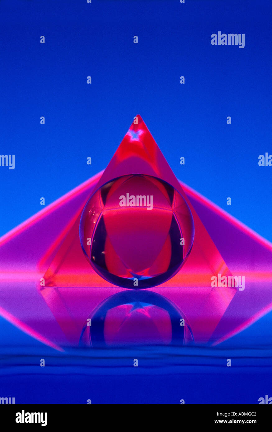 Glass pyramid prism Banque de photographies et d’images à haute ...